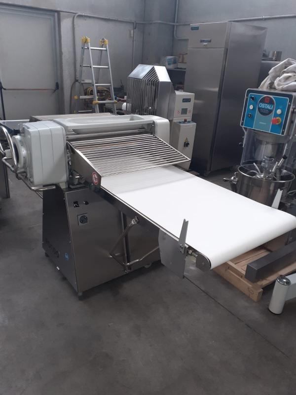 Sfogliatrice semiautomatica con gruppo taglio marca Rondo modello