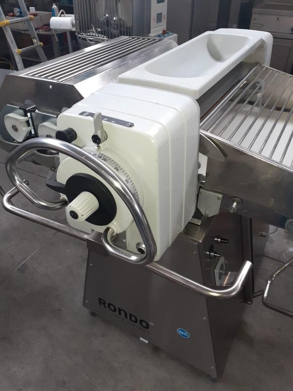 Sfogliatrice semiautomatica con gruppo taglio marca Rondo modello